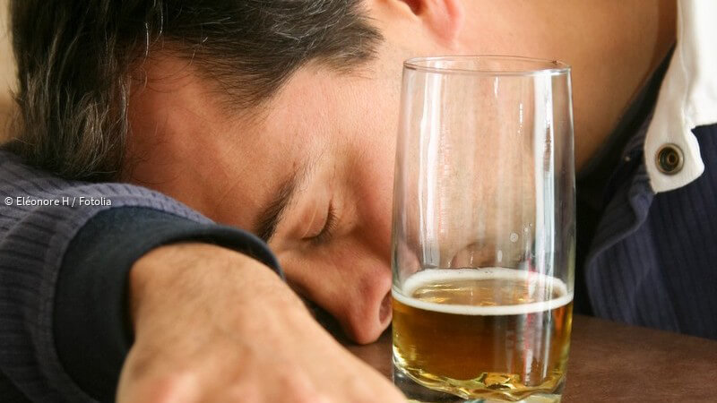 ᐅ Alkoholvergiftung - Ursachen, Symptome, Behandlung und Vorbeugung
