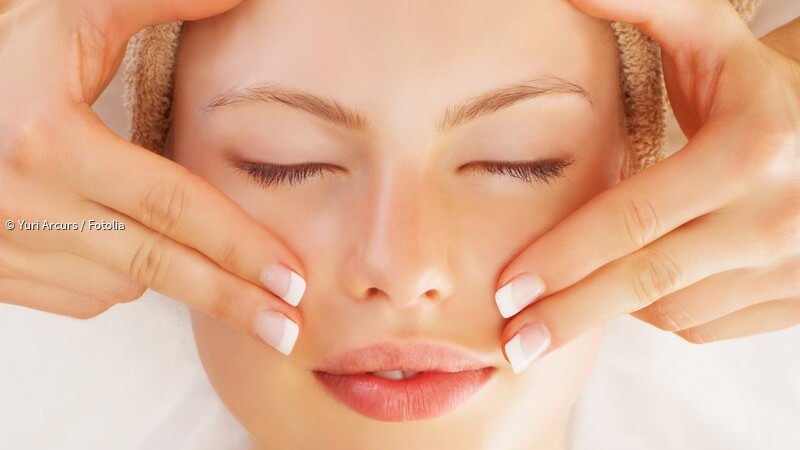 ᐅ Gesichtsmassage: Anwendung, Wirkung und Ablauf